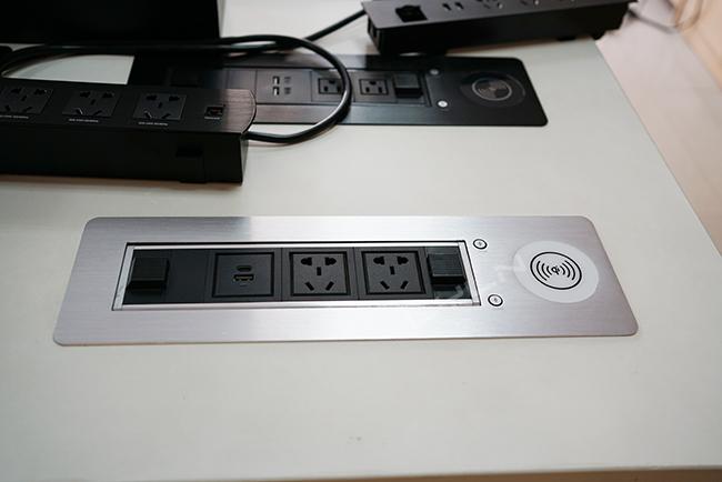 Motorized Conference Table Socket With Wireless Charging CE Certified